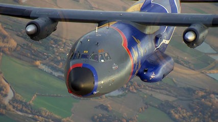 Un Transall en évolution dans le ciel de France avec un soldat de métier
